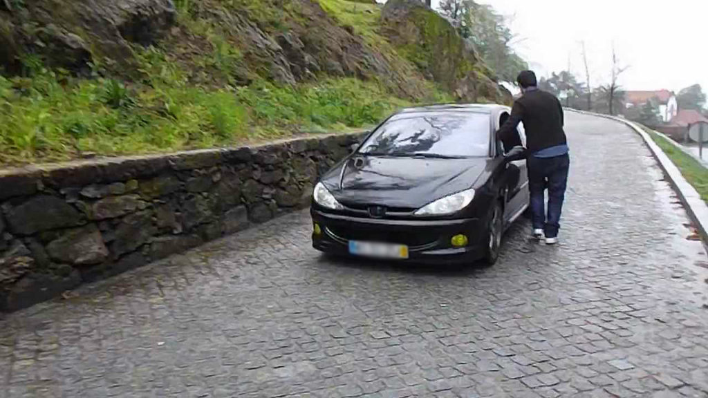 Há um lugar português onde os carros sobem sozinhos