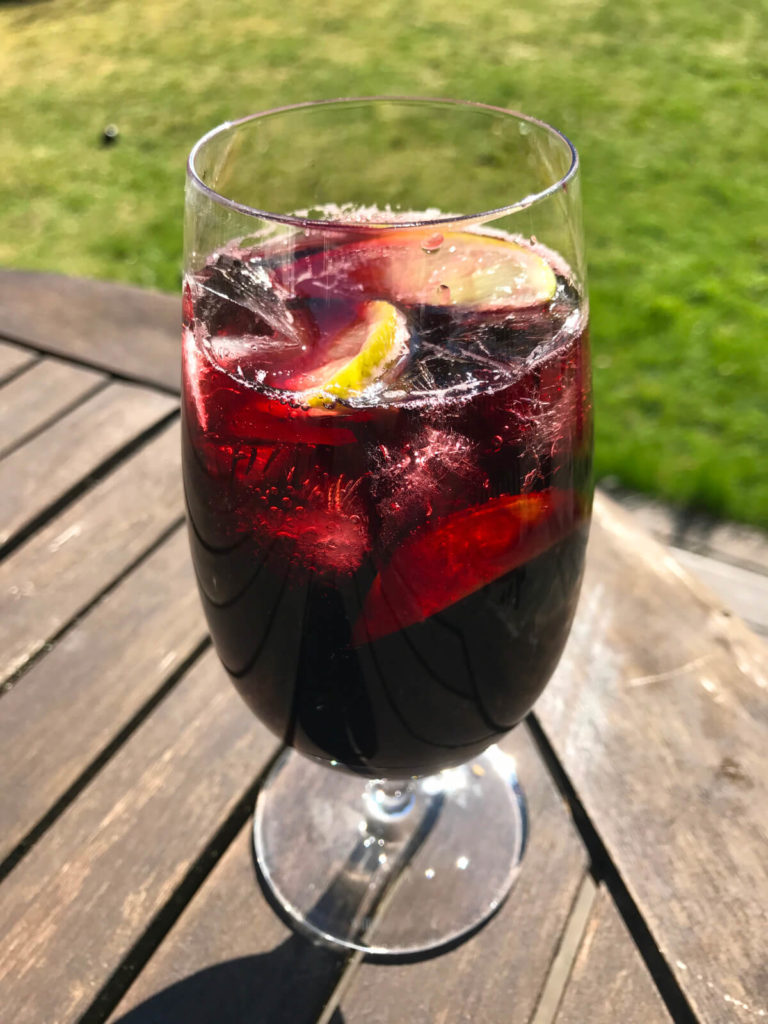 Calimocho, a mistura (mais) improvável de Vinho Tinto e... Coca-Cola