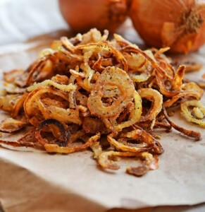 Como fazer cebola frita crocante com sabor irresistível
