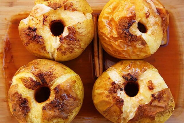 Como fazer maçãs assadas à moda da avó