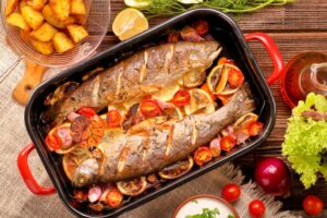 Aprenda a temperar peixe para assar como um Chef