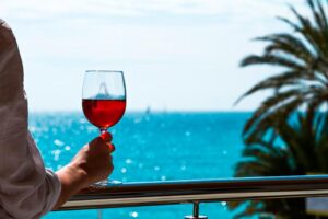Dicas essenciais para beber vinho tinto no verão