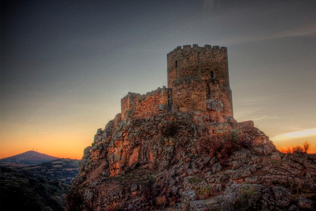 Algoso: a aldeia, as lendas e o castelo