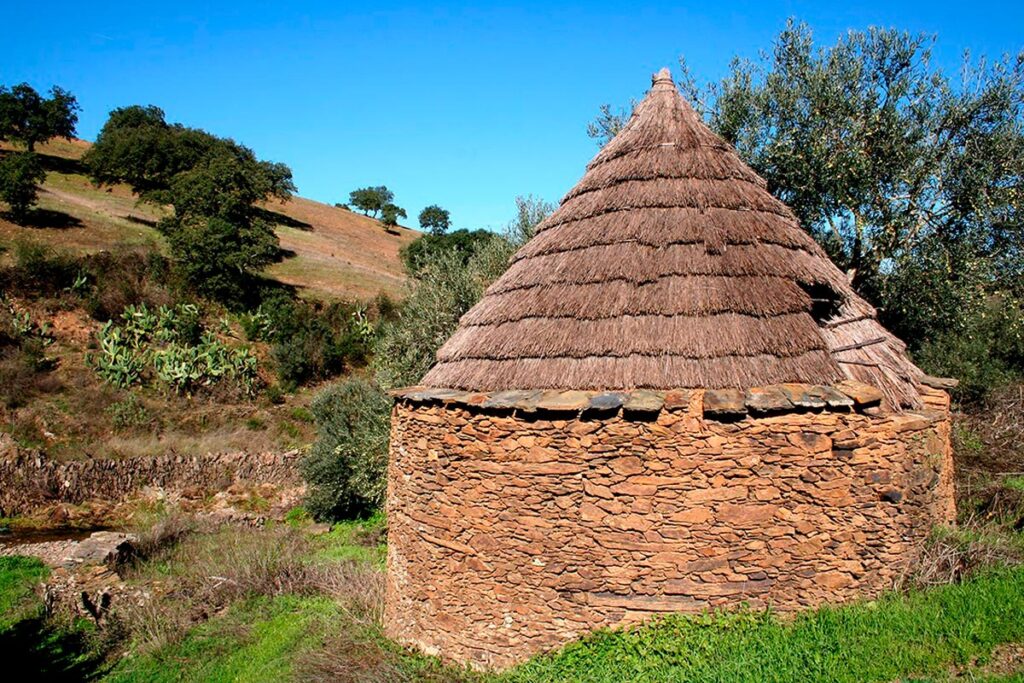Cachopo: a aldeia com casas circulares de origem pré-histórica no Algarve