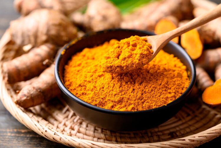 Aprenda a incorporar curcuma na sua alimentação diária