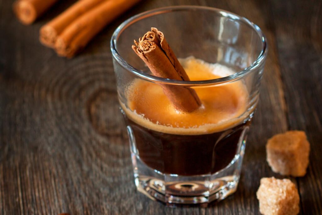 Saiba o que acontece se beber café com canela