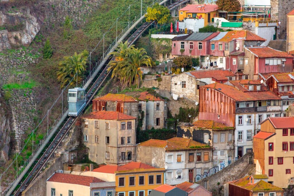 Descubra a história e beleza do Funicular dos Guindais no Porto