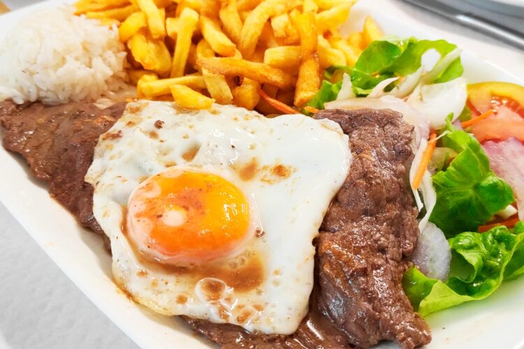 Bitoque com ovo a cavalo e molho à portuguesa