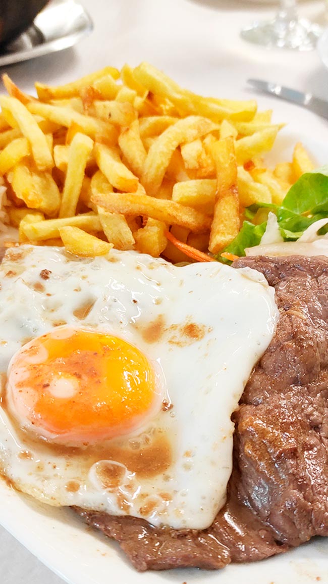 Bitoque com ovo a cavalo e molho à portuguesa