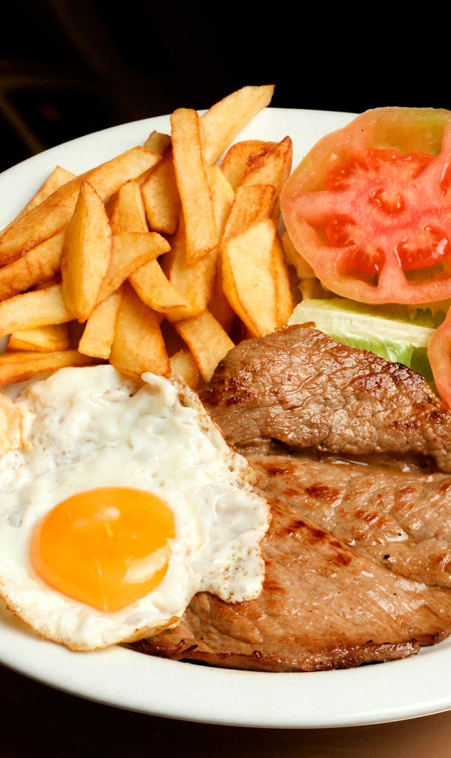 Bitoque com ovo a cavalo e molho à portuguesa