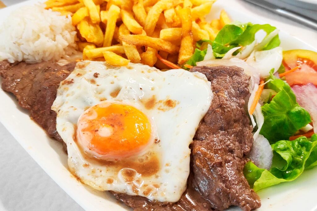 Bitoque com ovo a cavalo e molho à portuguesa