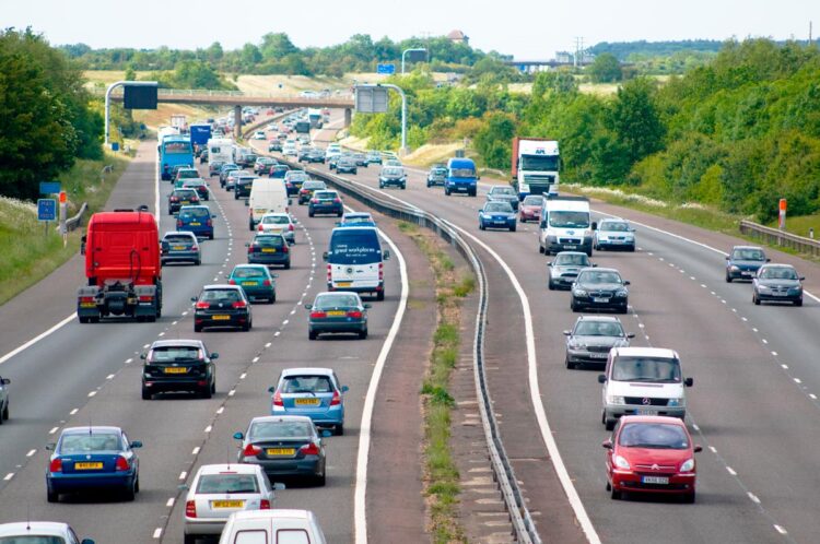Por que razão em alguns países se conduz pelo lado esquerdo?